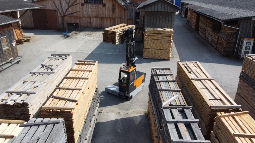 Elektro-Mehrwegeseitenstapler für die Holzindustrie