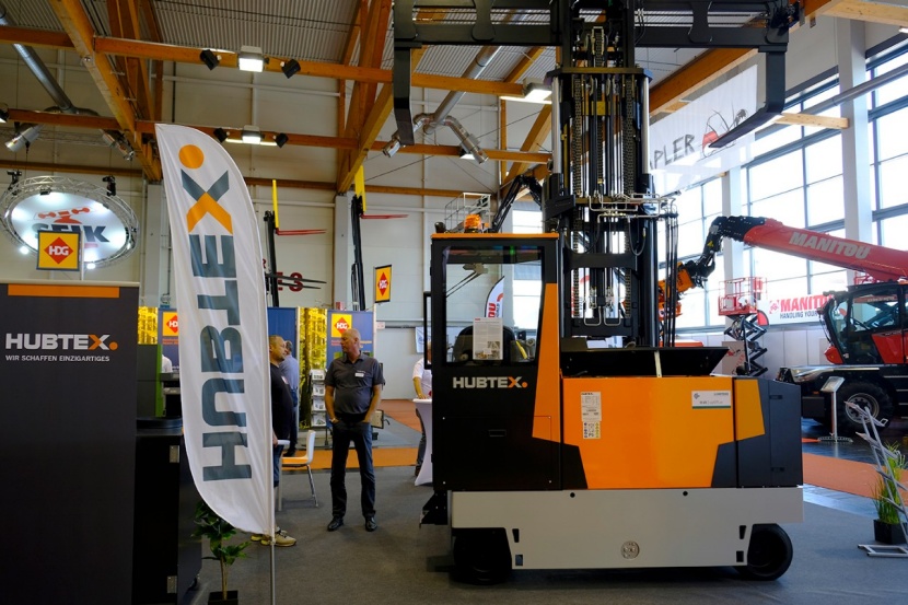 Elektro-Mehrwegeseitenstapler für die Holzindustrie