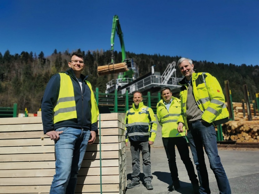 Gam﻿echanger im Rundholzumschlag