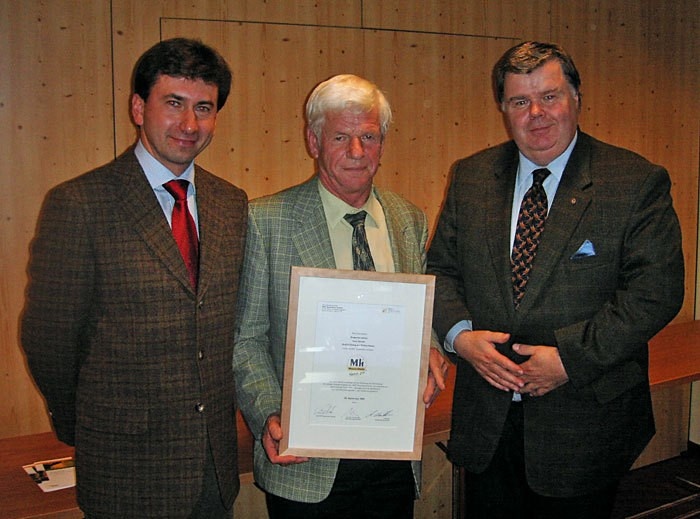 Neues Zertifikat überreicht