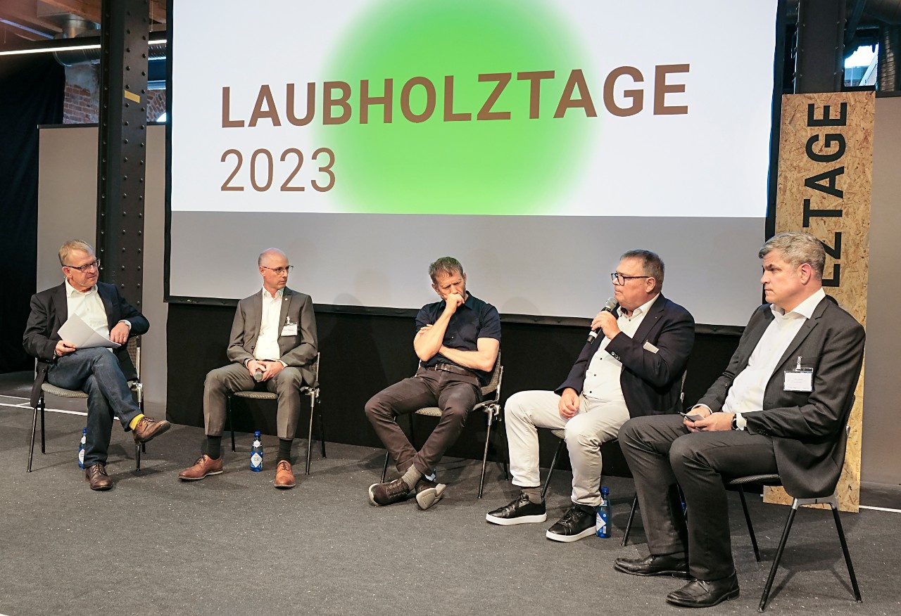 Zukünftiger Umgang mit Laubholz diskutiert